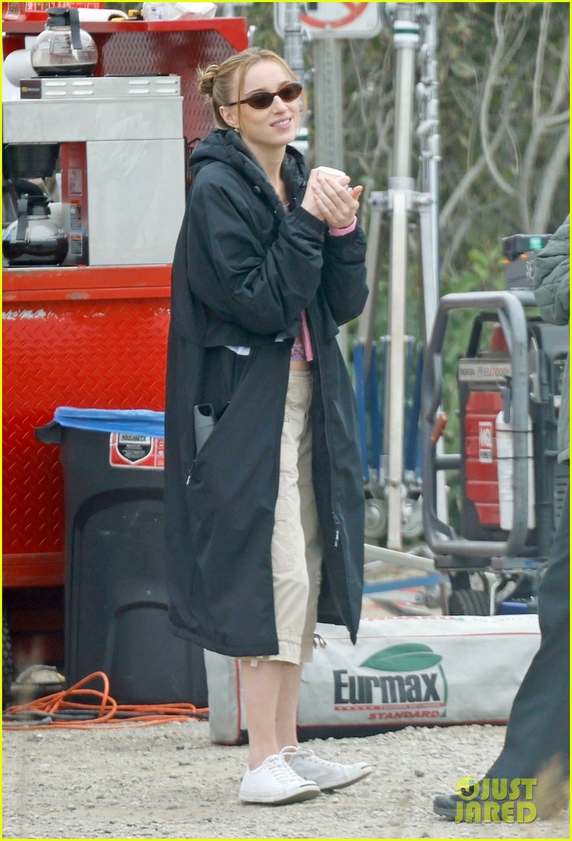 Zac Efron Drives Phoebe Dynevor in a Yellow Ferrari for 'Famous' Movie ...