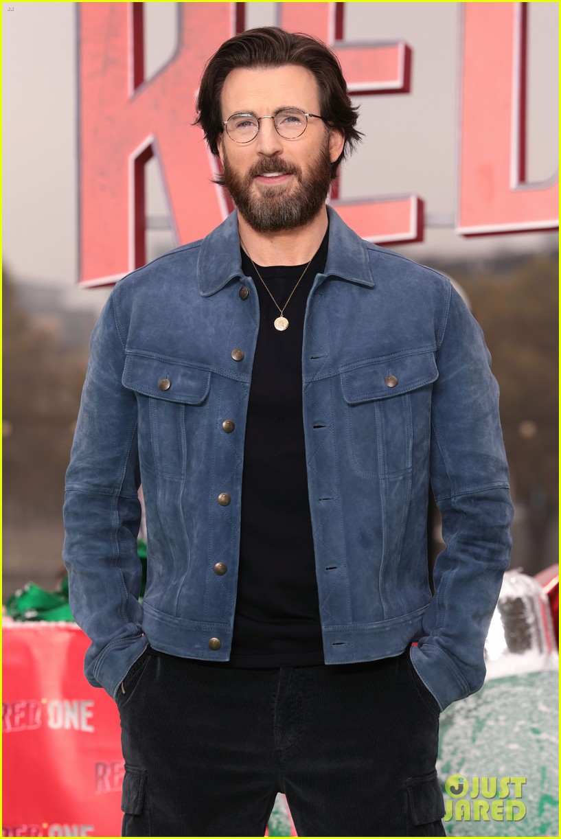 Chris Evans Is Nearly Unrecognizable with Scruffy Beard at 'Red One ...