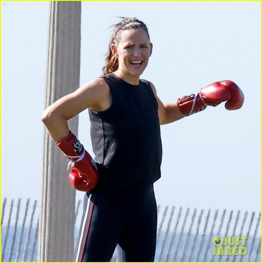 Jennifer Garner Films Boxing Scene for 'The Last Thing He Told Me ...