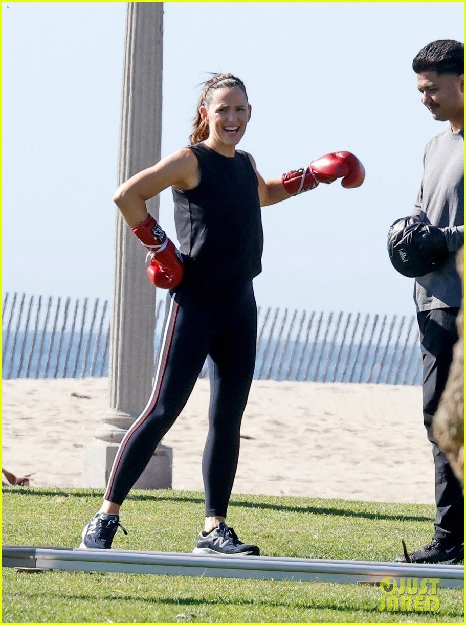 Jennifer Garner Films Boxing Scene for 'The Last Thing He Told Me ...