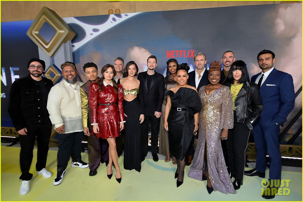 Hailee Steinfeld & Ella Purnell Hug It Out at 'Arcane' Season 2 ...