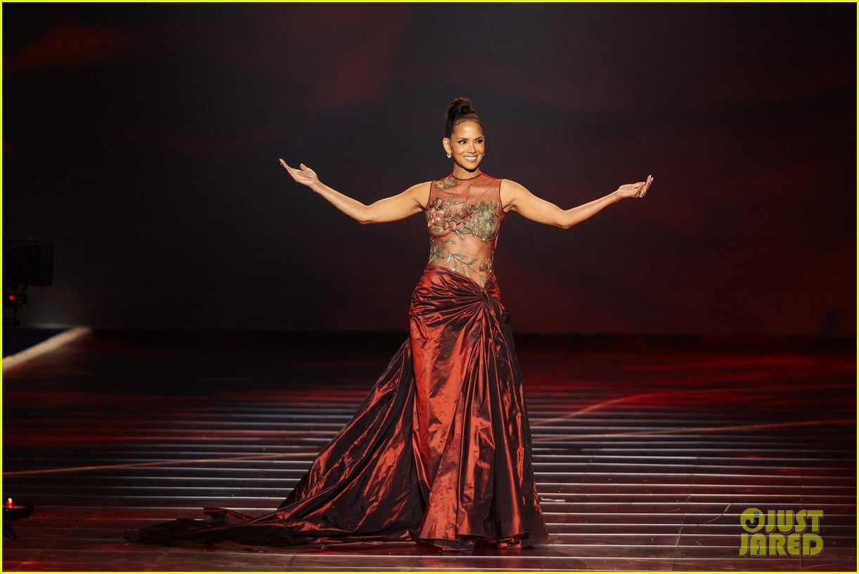 Halle Berry Models Her Iconic 2002 Oscars Dress for Elie Saab Fashion ...