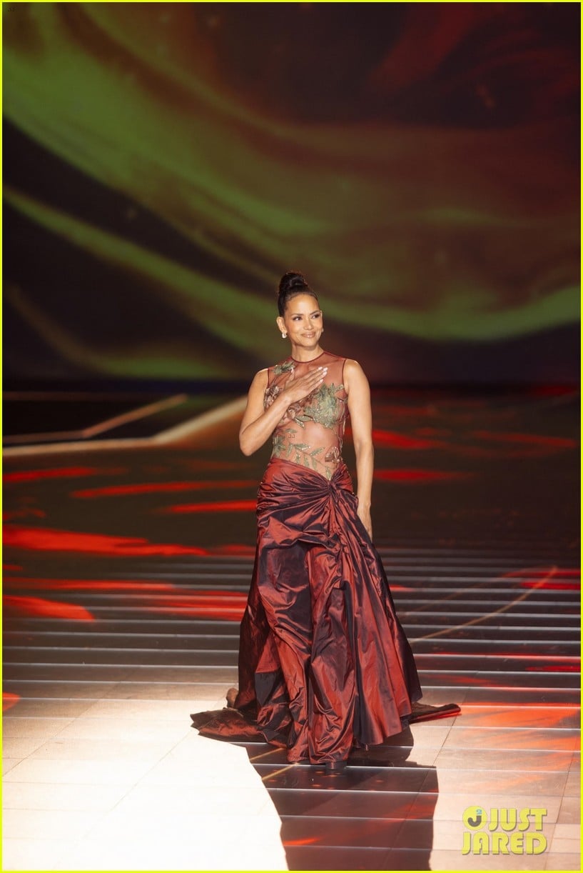 Halle Berry Models Her Iconic 2002 Oscars Dress for Elie Saab Fashion ...