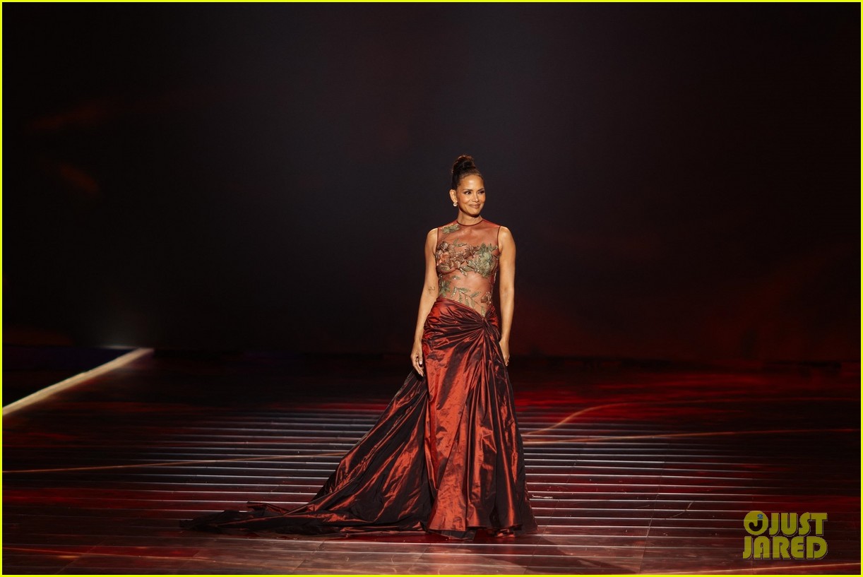 Halle Berry Models Her Iconic 2002 Oscars Dress for Elie Saab Fashion ...