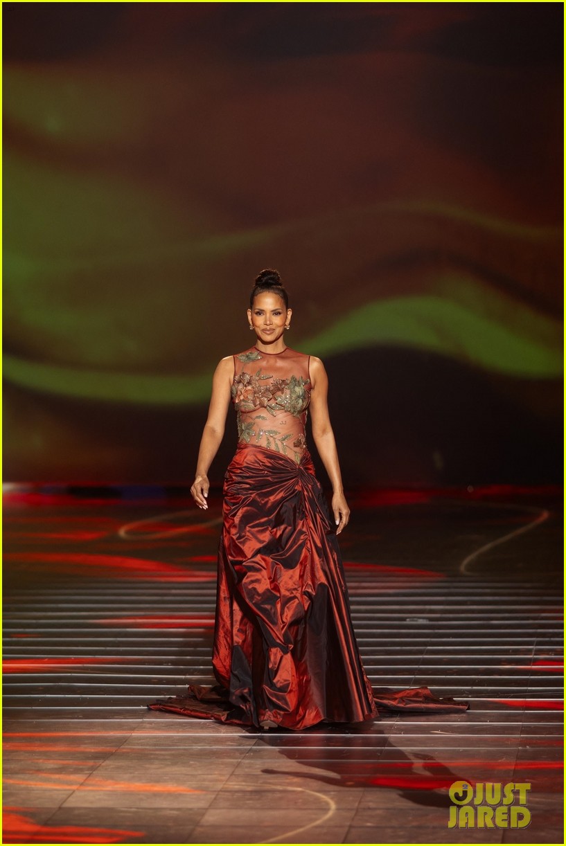 Halle Berry Models Her Iconic 2002 Oscars Dress for Elie Saab Fashion ...