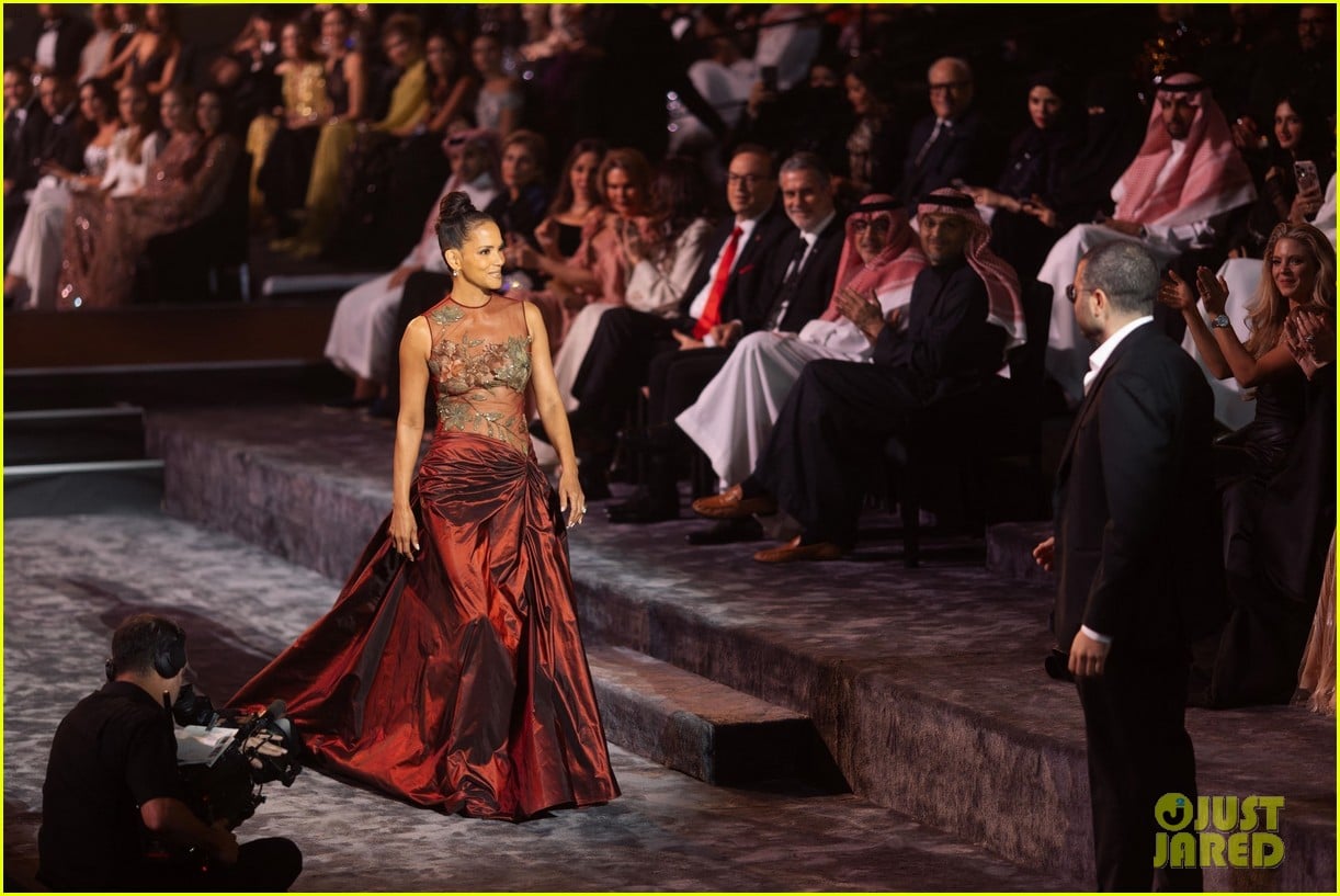 Halle Berry Models Her Iconic 2002 Oscars Dress for Elie Saab Fashion ...