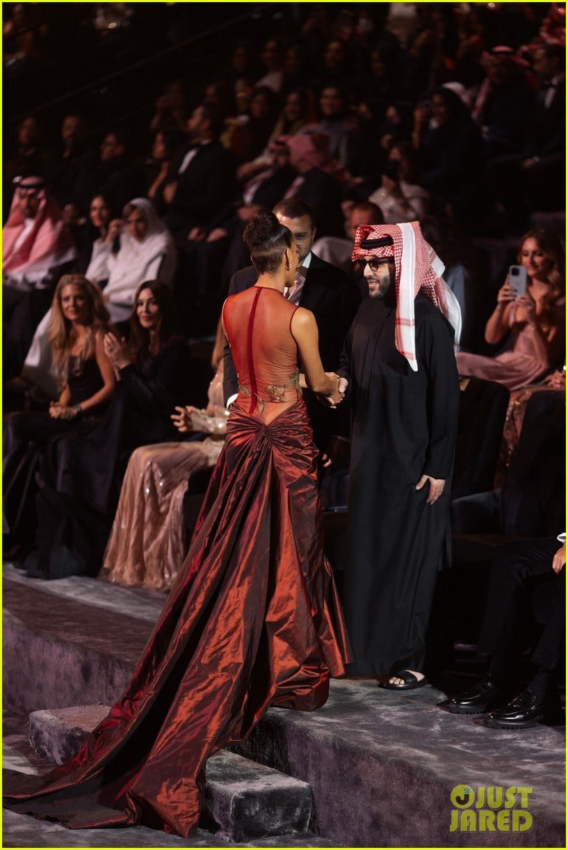 Halle Berry Models Her Iconic 2002 Oscars Dress for Elie Saab Fashion ...