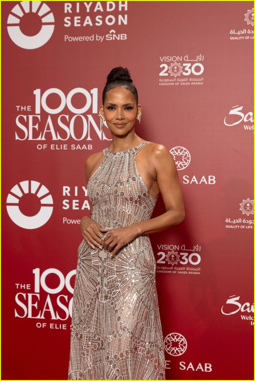 Halle Berry Models Her Iconic 2002 Oscars Dress for Elie Saab Fashion ...