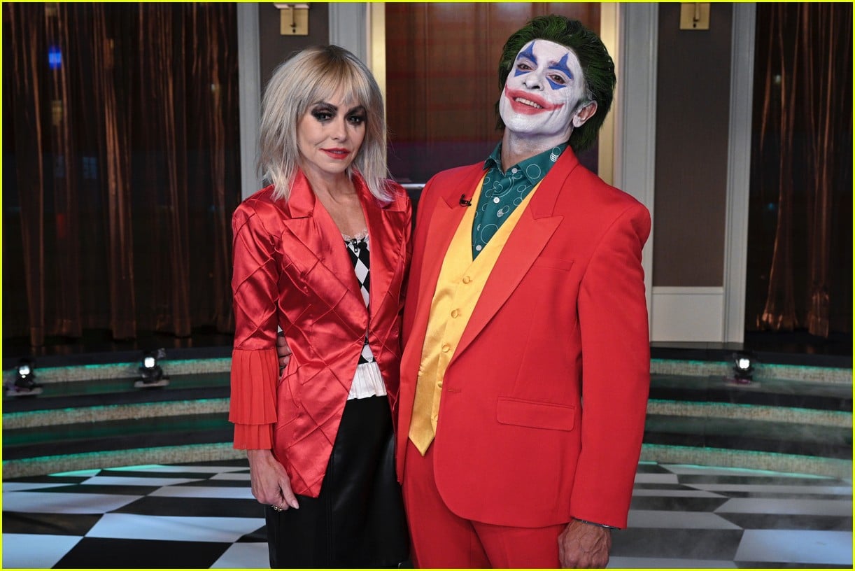 Kelly Ripa & Mark Consuelos Dress Up as Taylor Swift & Travis Kelce ...