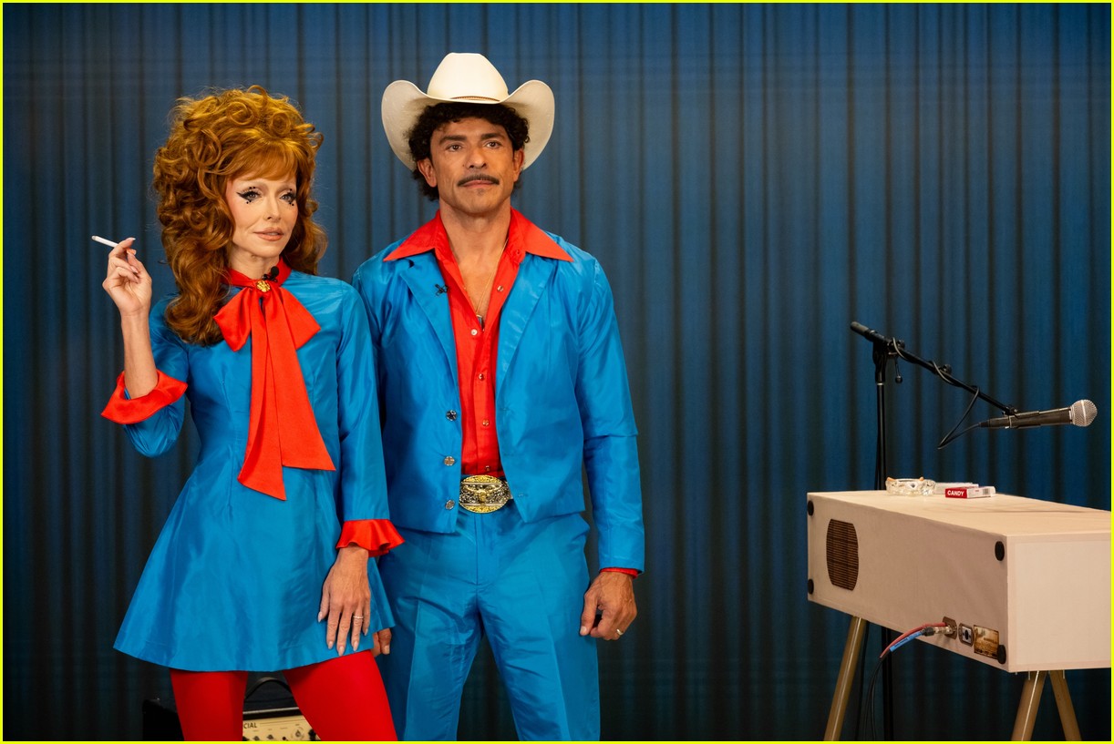 Kelly Ripa & Mark Consuelos Dress Up as Taylor Swift & Travis Kelce ...