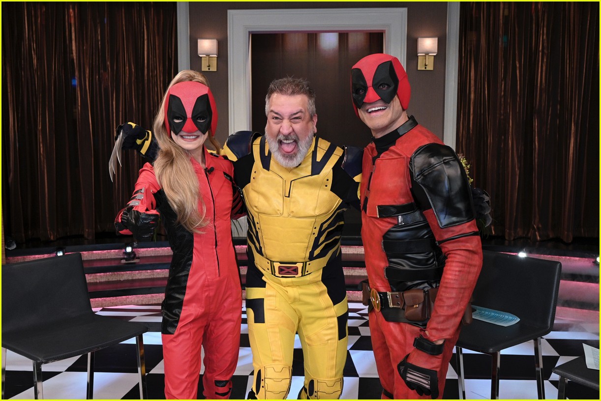 Kelly Ripa & Mark Consuelos Dress Up as Taylor Swift & Travis Kelce ...