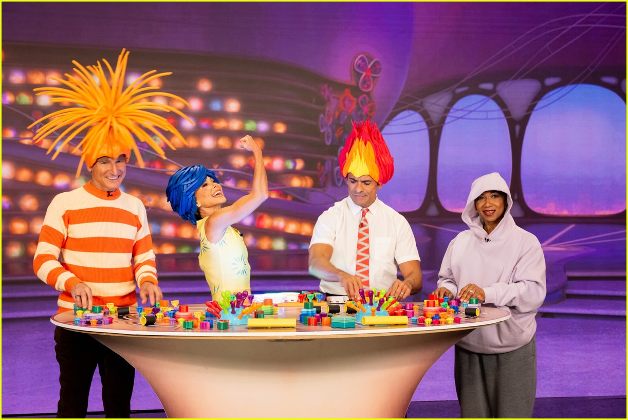 Kelly Ripa & Mark Consuelos Dress Up as Taylor Swift & Travis Kelce ...