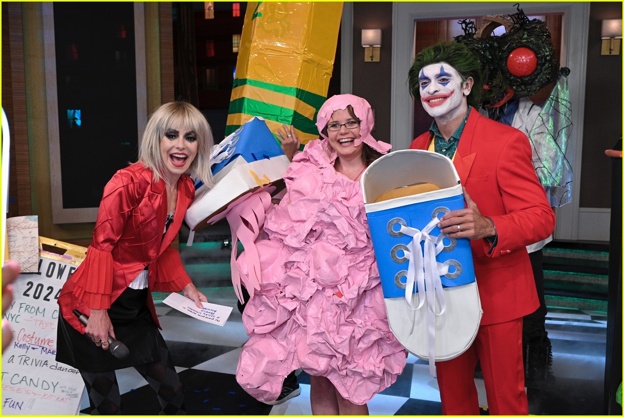 Kelly Ripa & Mark Consuelos Dress Up as Taylor Swift & Travis Kelce ...