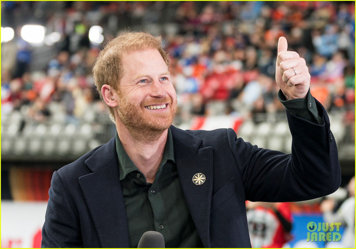 Prince Harry Makes Surprise Appearance at Grey Cup, Jonas Brothers ...