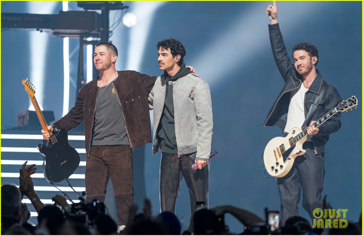 Prince Harry Makes Surprise Appearance at Grey Cup, Jonas Brothers ...