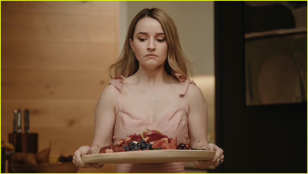 Kaitlyn Dever Plays Real-Life Con Artist in Netflix's 'Apple Cider Vinegar' Series - Watch the ...