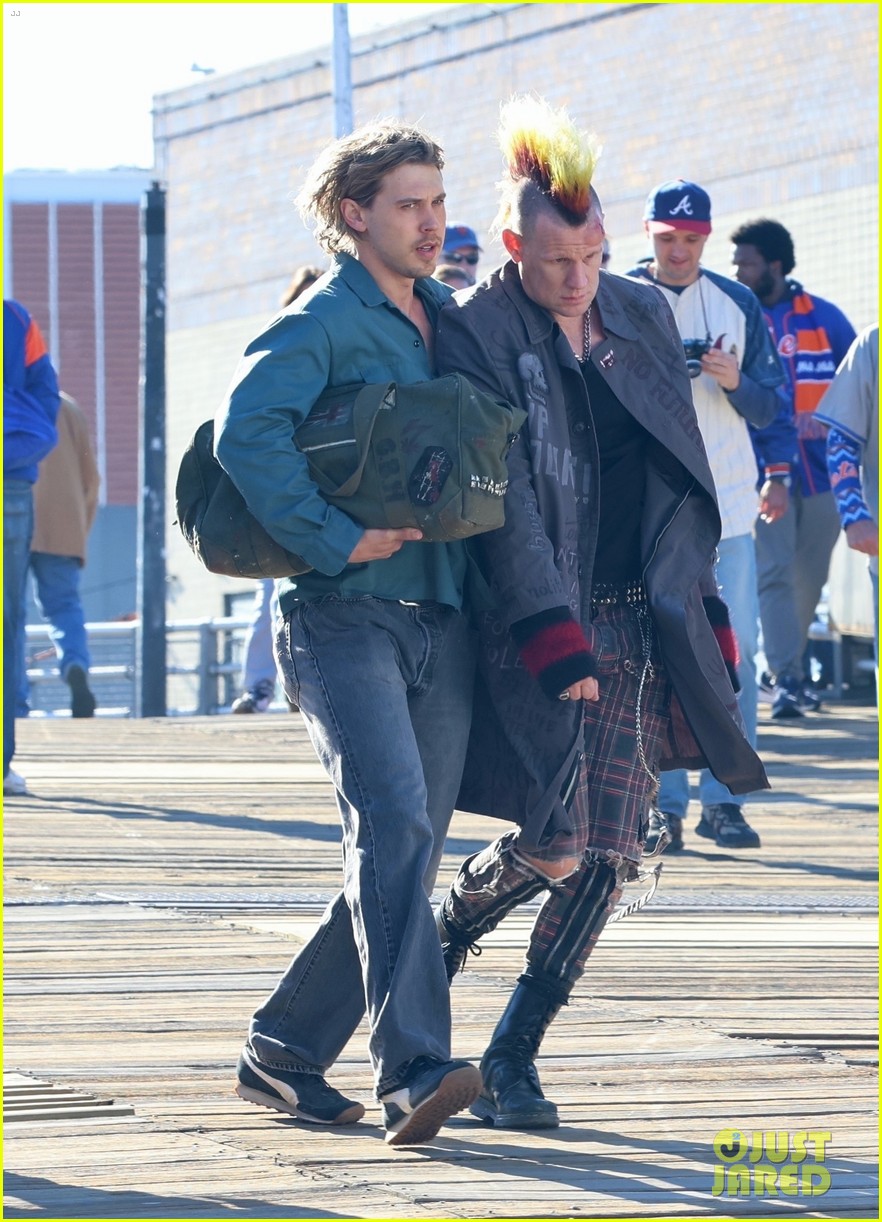 Austin Butler, Matt Smith, & Regina King Film Action Scene for 'Caught Stealing' in Queens ...