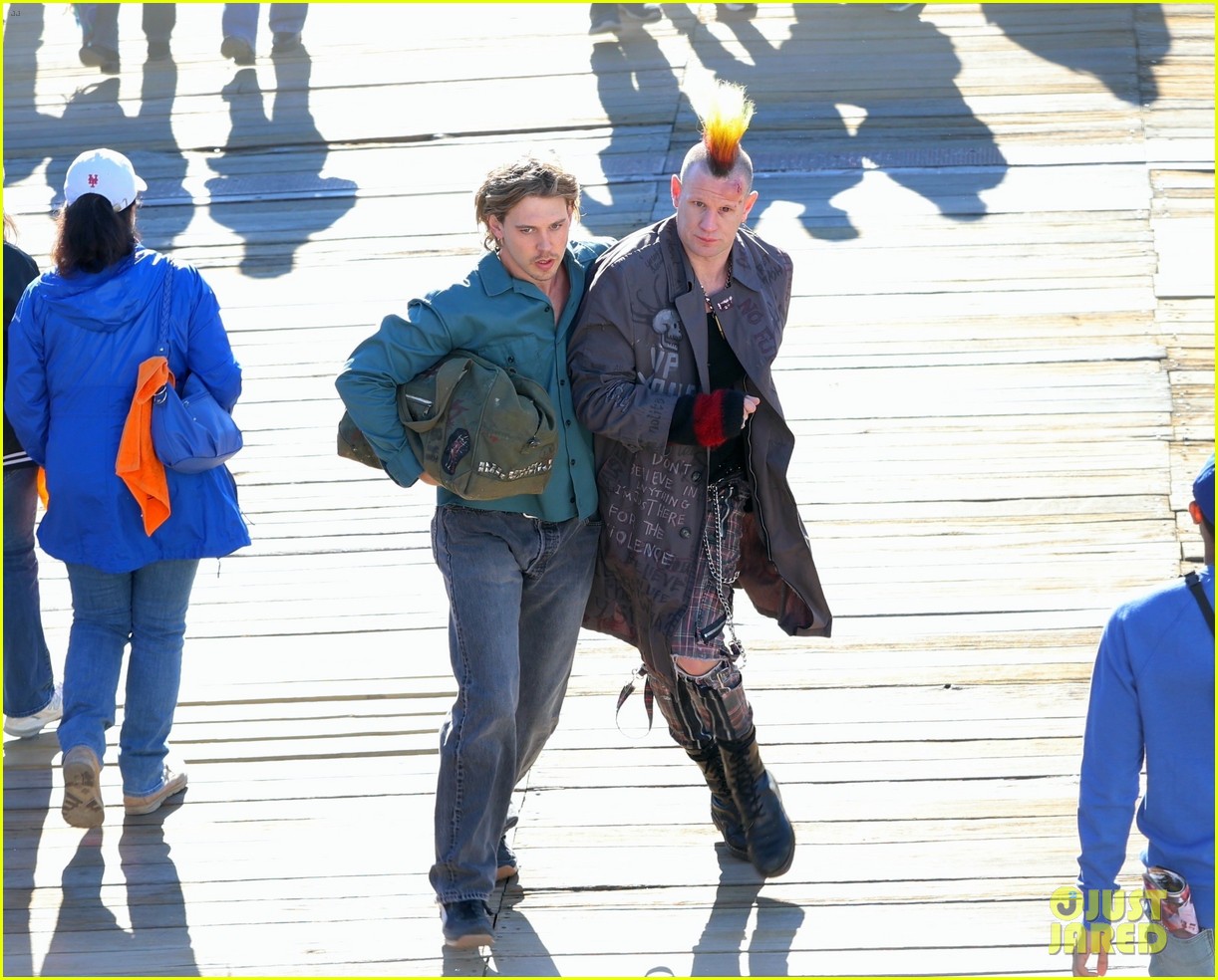 Austin Butler, Matt Smith, & Regina King Film Action Scene for 'Caught Stealing' in Queens ...