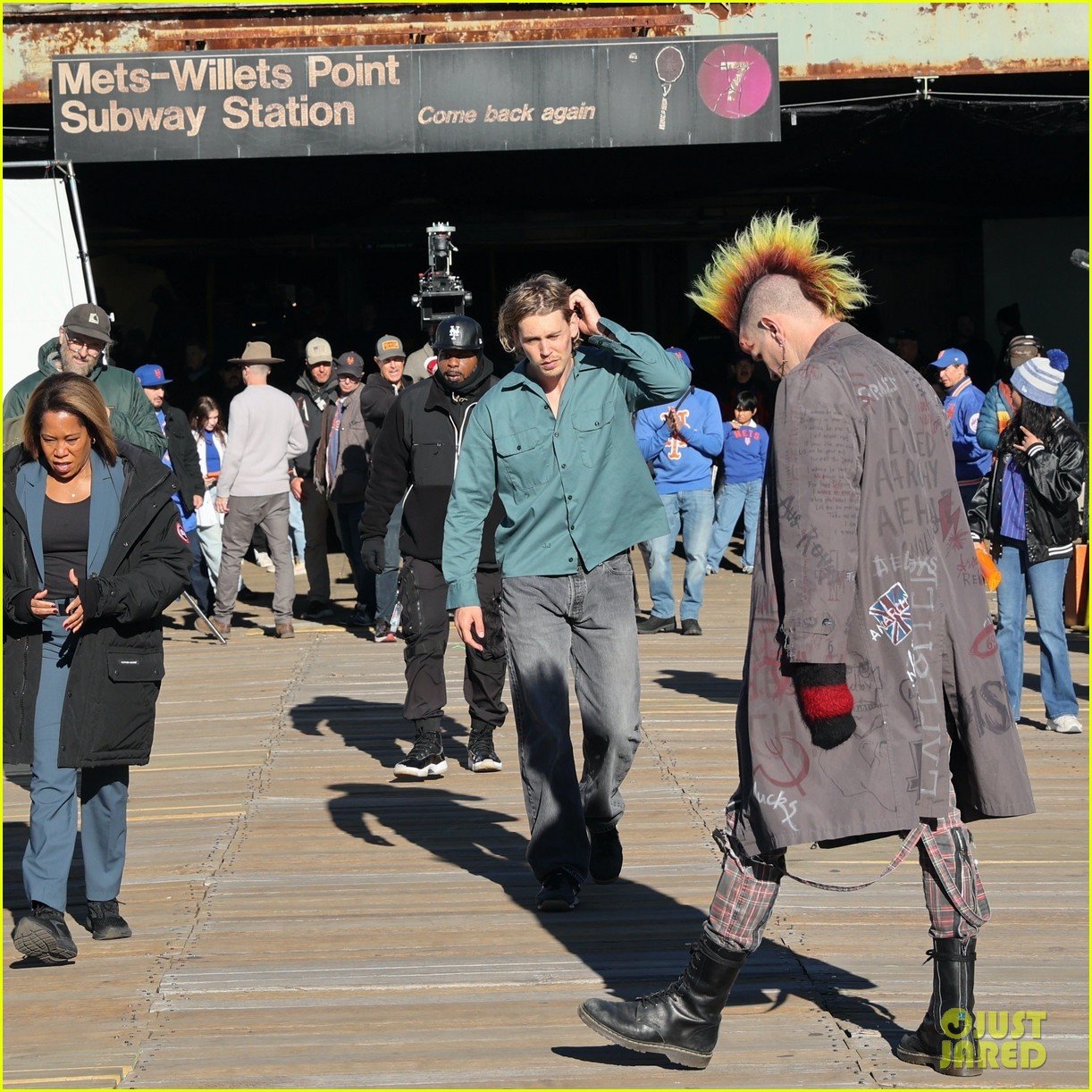 Austin Butler, Matt Smith, & Regina King Film Action Scene for 'Caught Stealing' in Queens ...