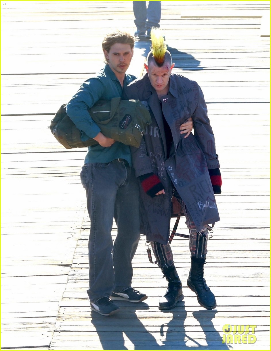 Austin Butler, Matt Smith, & Regina King Film Action Scene for 'Caught Stealing' in Queens ...