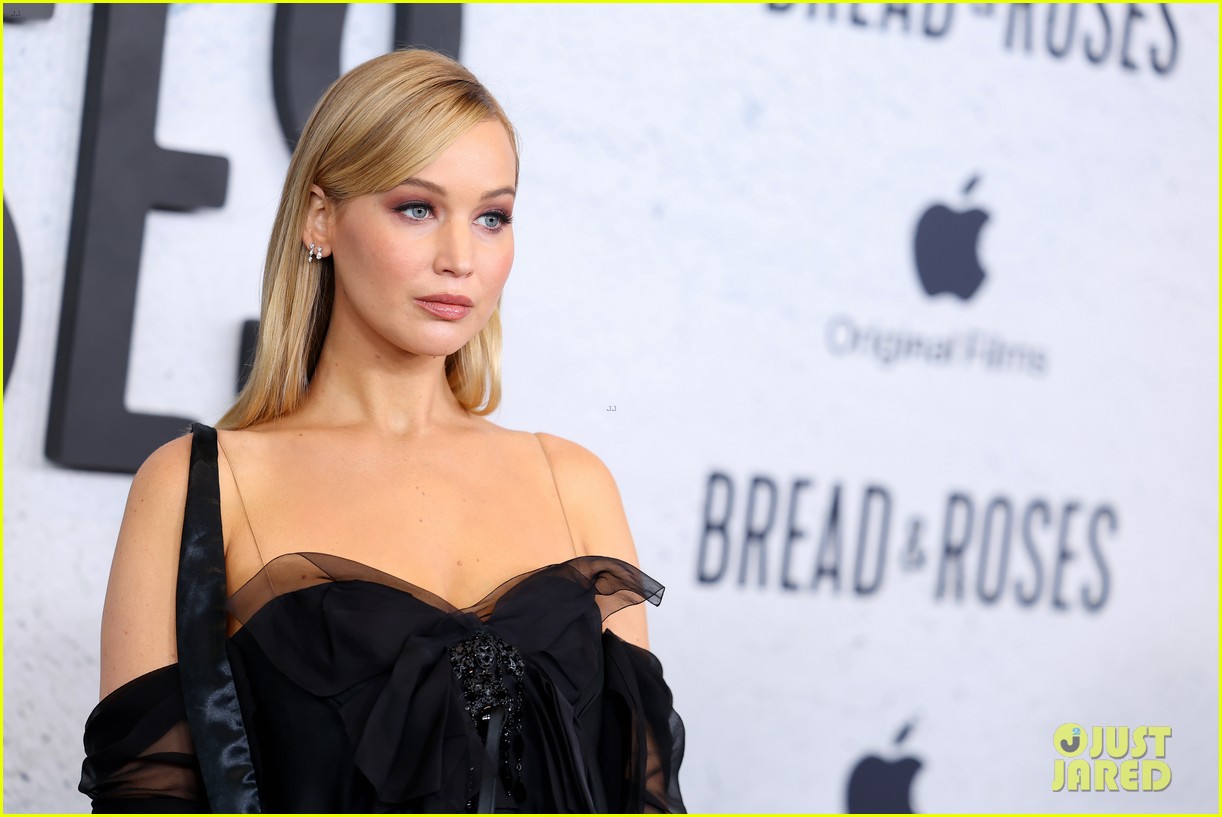 Photo: jennifer lawrence bread roses premiere 12 | Photo 5098282 | Just ...