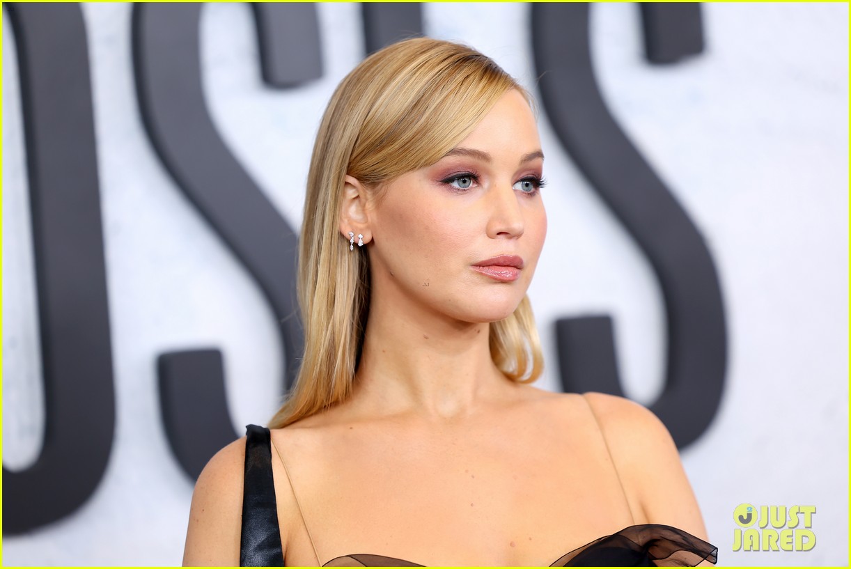 Jennifer Lawrence Cradles Baby Bump at 'Bread & Roses' Documentary ...