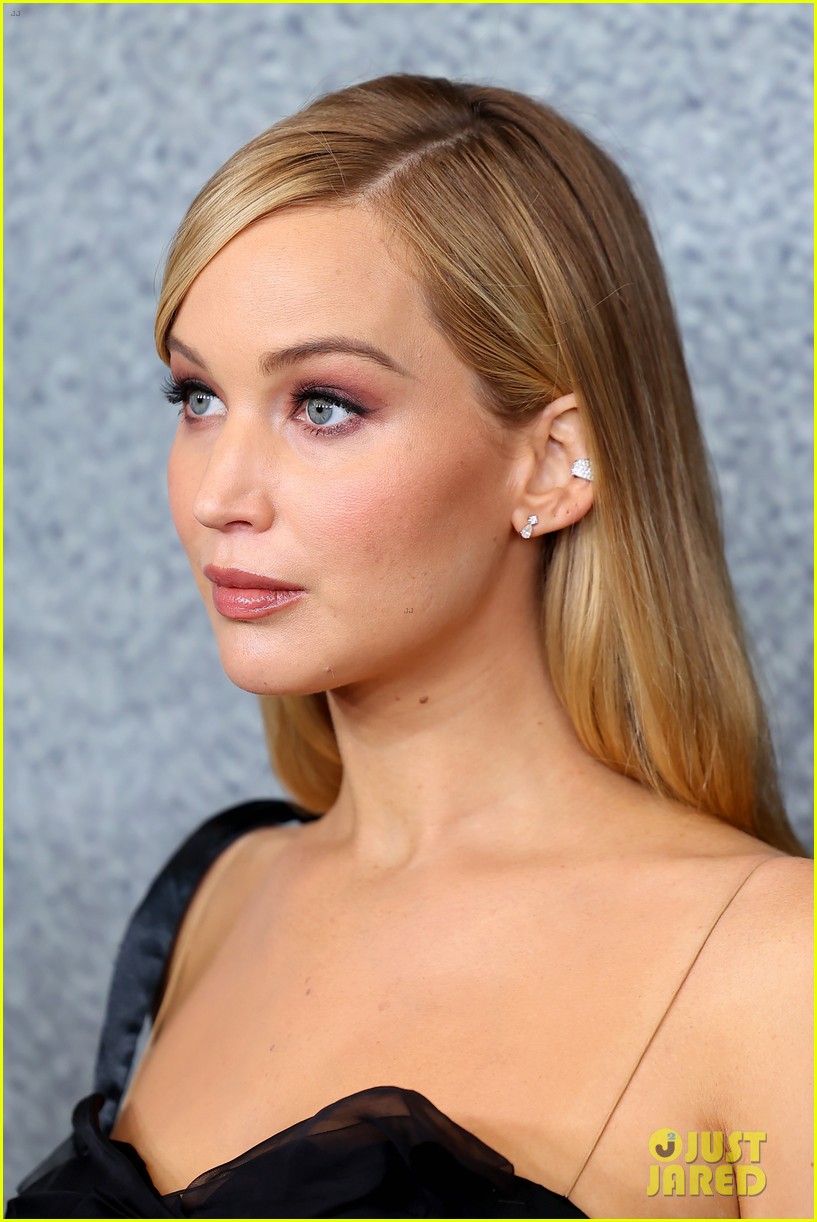 Jennifer Lawrence Cradles Baby Bump at 'Bread & Roses' Documentary ...