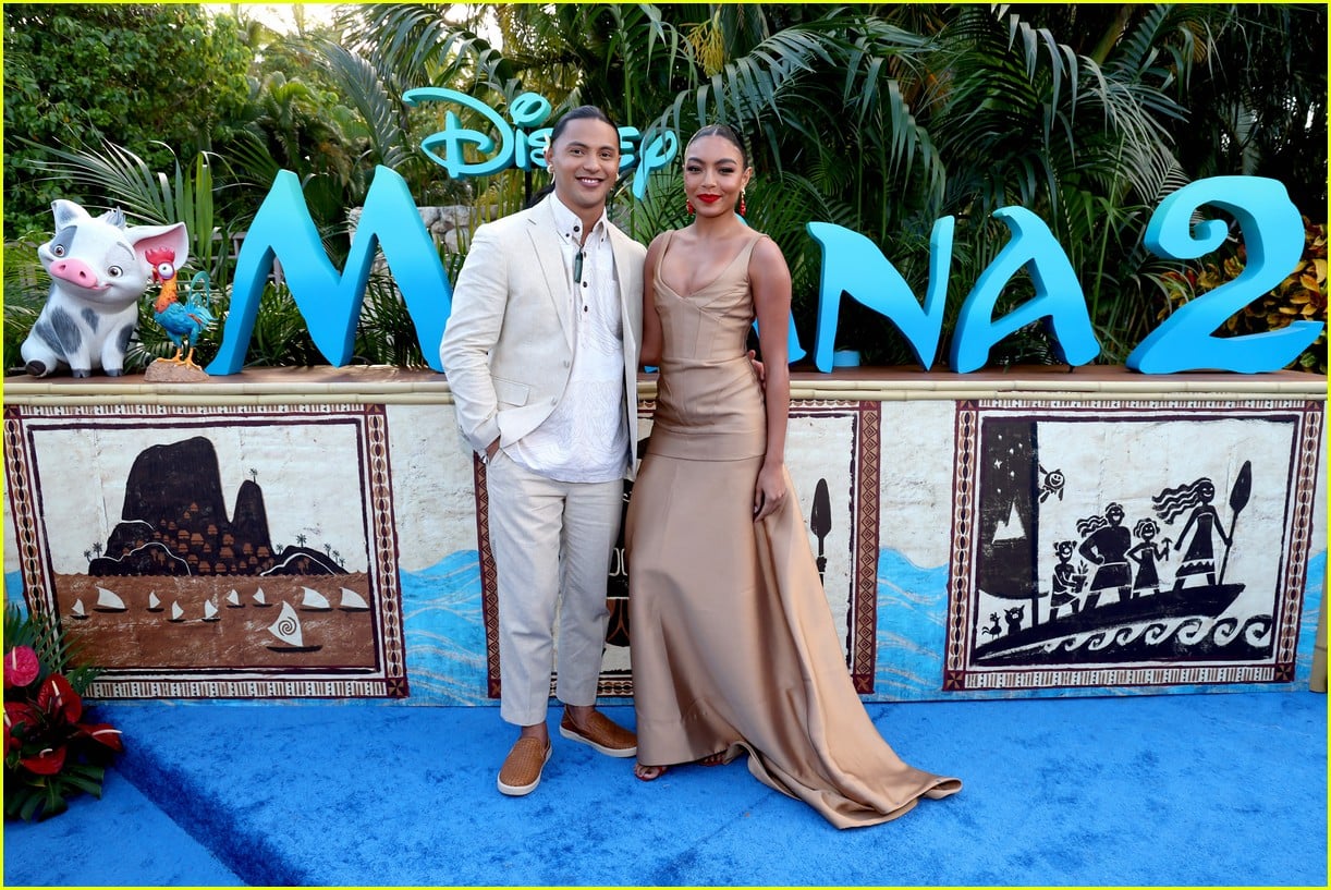 Dwayne Johnson Gets Support From His Family, Joins Auli'i Cravalho at 'Moana 2' Premiere: Photo ...