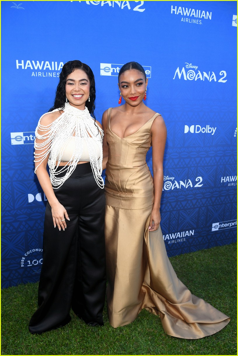 Dwayne Johnson Gets Support From His Family, Joins Auli'i Cravalho at 'Moana 2' Premiere: Photo ...