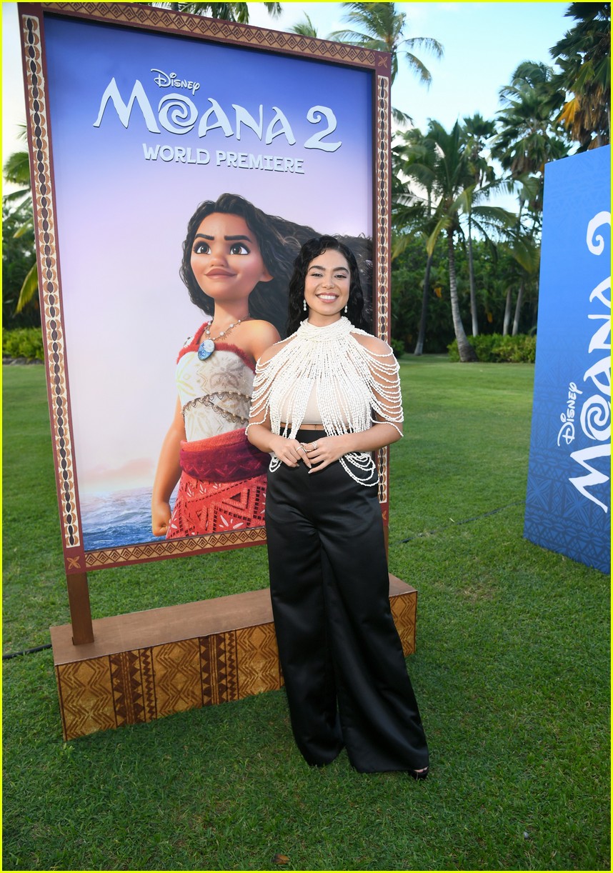 Dwayne Johnson Gets Support From His Family, Joins Auli'i Cravalho at 'Moana 2' Premiere: Photo ...