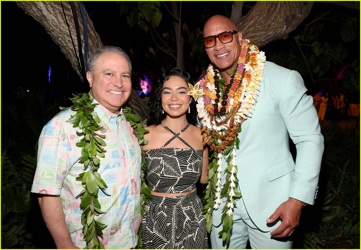 Dwayne Johnson Gets Support From His Family, Joins Auli'i Cravalho at 'Moana 2' Premiere: Photo ...
