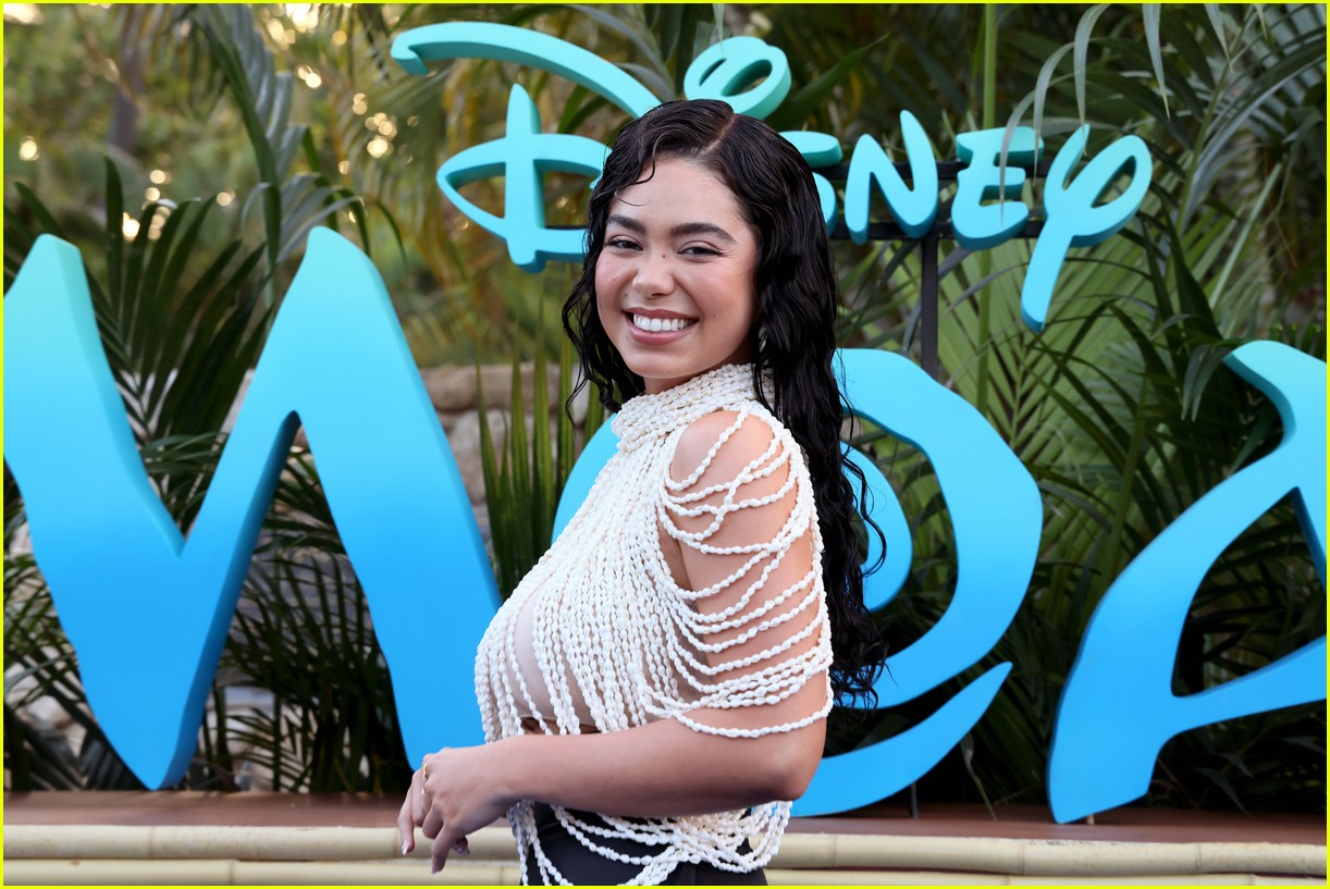 Dwayne Johnson Gets Support From His Family, Joins Auli'i Cravalho at 'Moana 2' Premiere: Photo ...