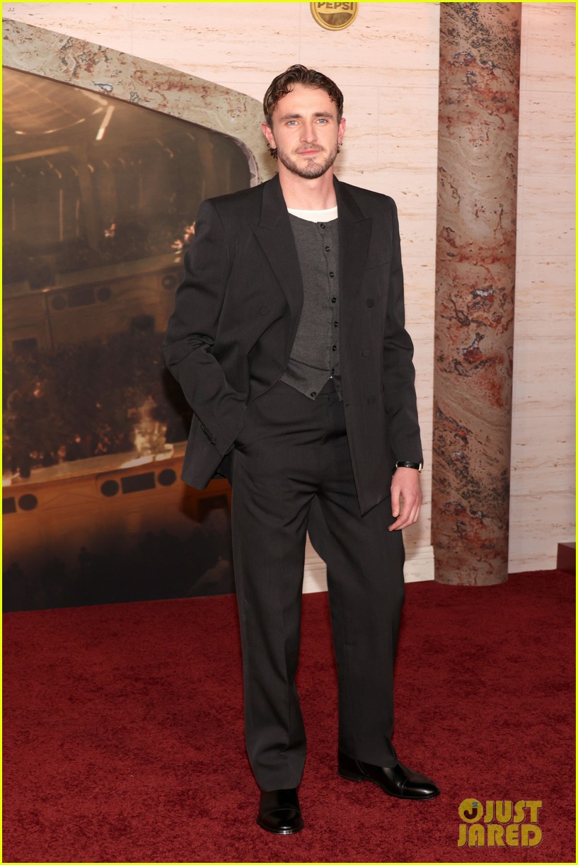 Paul Mescal & Girlfriend Gracie Abrams Make First Official Appearance Together at 'Gladiator II ...