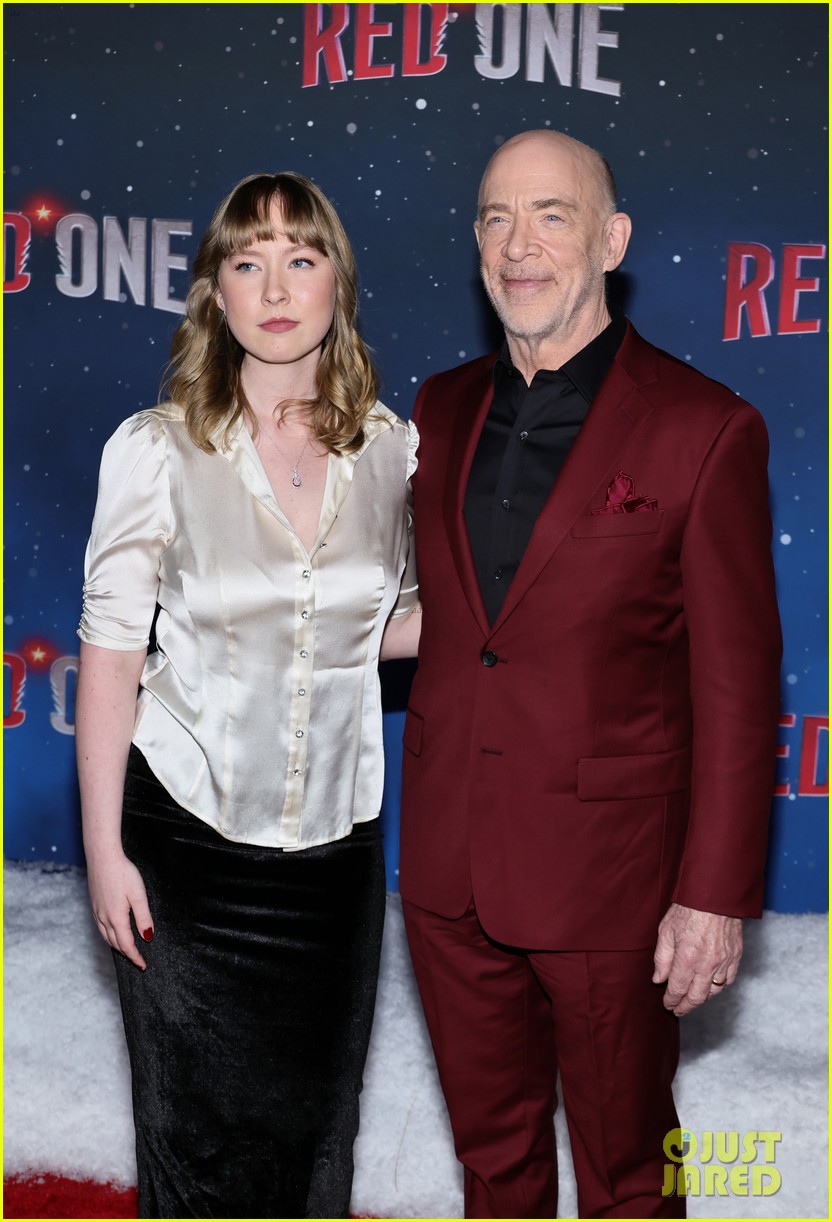 Lucy Liu Goes Glam in Gold for NYC Premiere of 'Red One' with Co-Stars ...