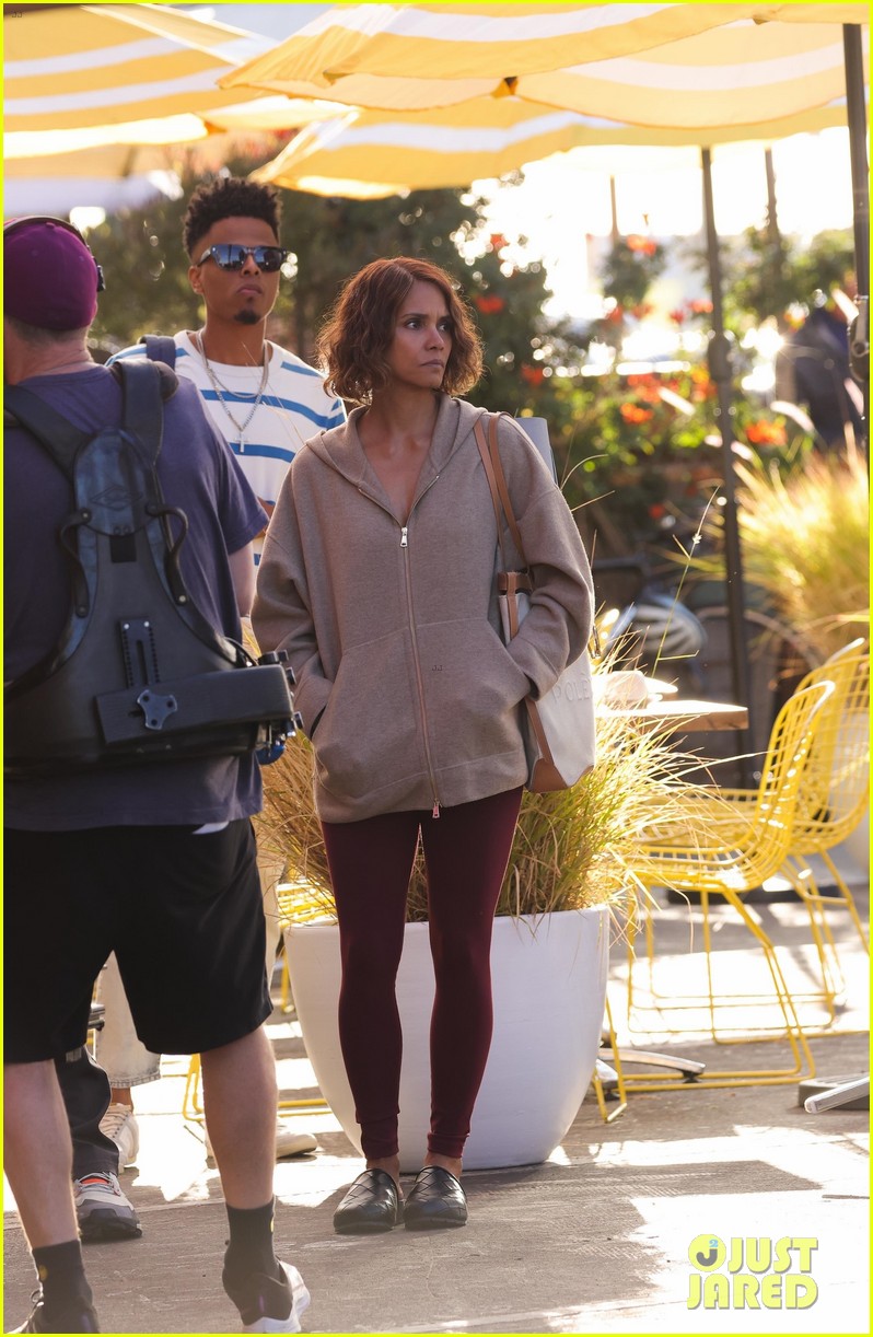 Chris Hemsworth, Halle Berry, & Mark Ruffalo Film Scenes for 'Crime 101 ...