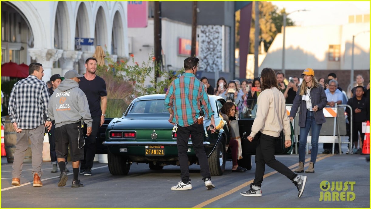 Chris Hemsworth, Halle Berry, & Mark Ruffalo Film Scenes for 'Crime 101 ...