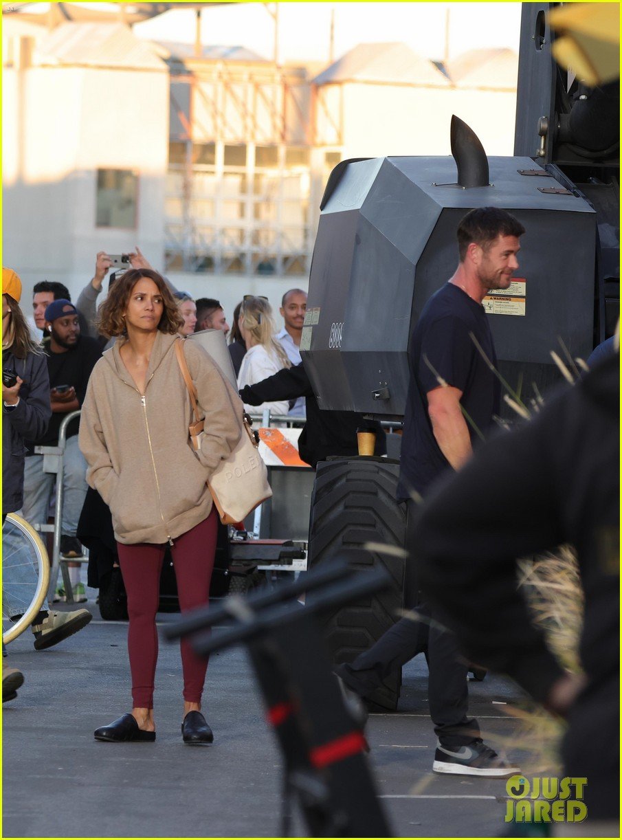 Chris Hemsworth, Halle Berry, & Mark Ruffalo Film Scenes for 'Crime 101 ...