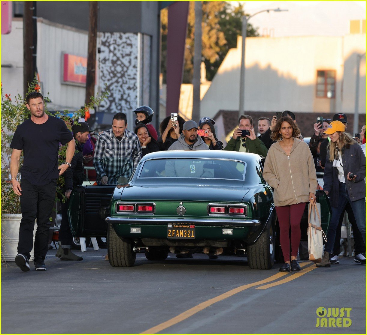 Chris Hemsworth, Halle Berry, & Mark Ruffalo Film Scenes for 'Crime 101 ...