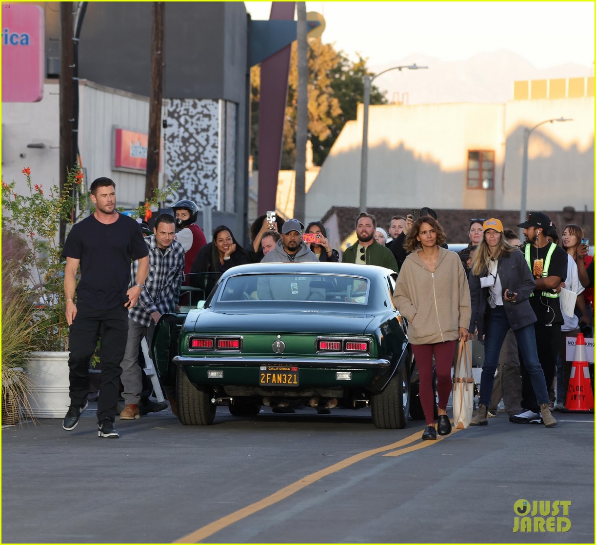 Chris Hemsworth, Halle Berry, & Mark Ruffalo Film Scenes for 'Crime 101 ...