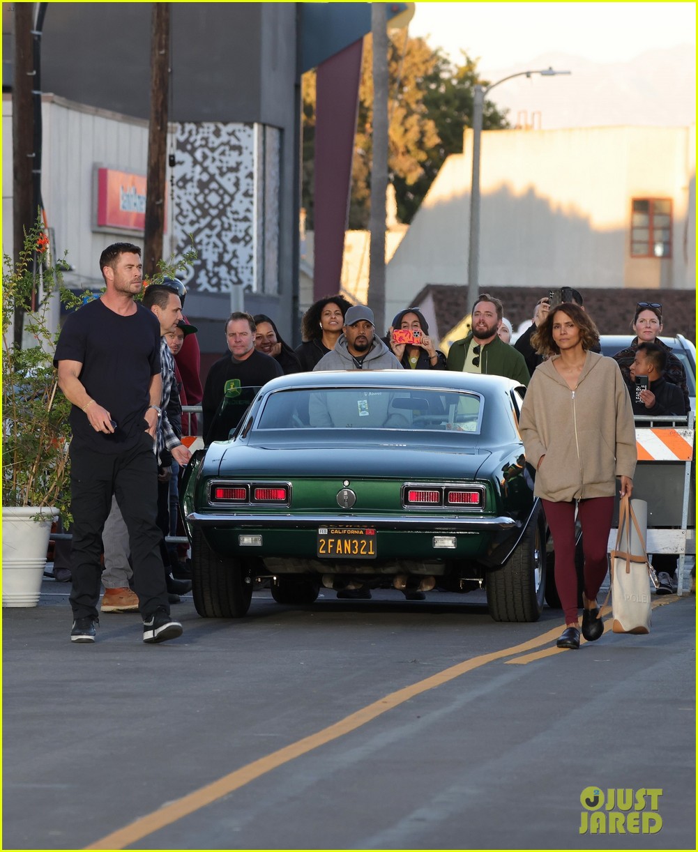 Chris Hemsworth, Halle Berry, & Mark Ruffalo Film Scenes for 'Crime 101 ...