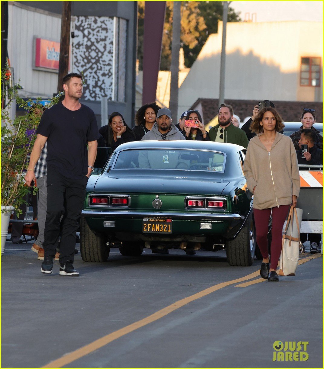 Chris Hemsworth, Halle Berry, & Mark Ruffalo Film Scenes for 'Crime 101 ...
