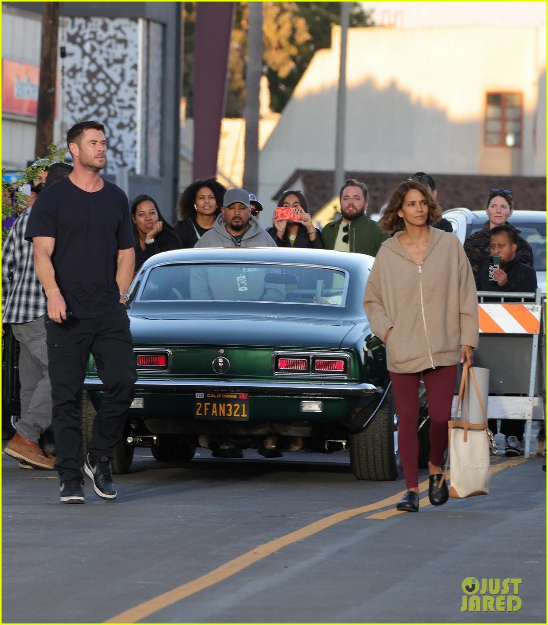 Chris Hemsworth, Halle Berry, & Mark Ruffalo Film Scenes for 'Crime 101 ...