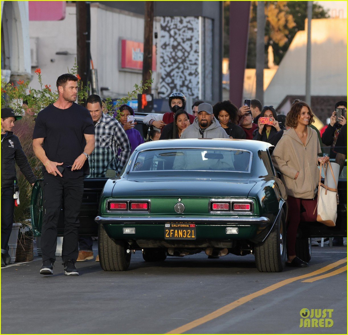 Chris Hemsworth, Halle Berry, & Mark Ruffalo Film Scenes for 'Crime 101 ...