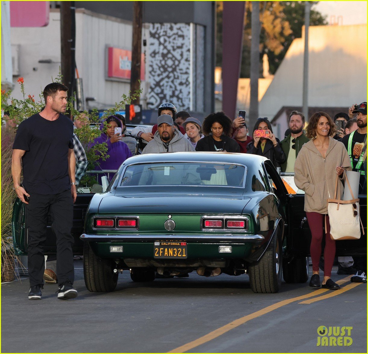 Chris Hemsworth, Halle Berry, & Mark Ruffalo Film Scenes for 'Crime 101 ...