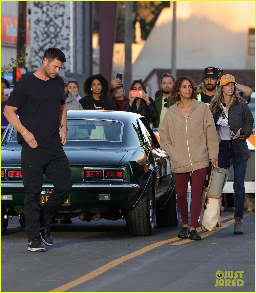 Chris Hemsworth, Halle Berry, & Mark Ruffalo Film Scenes for 'Crime 101 ...