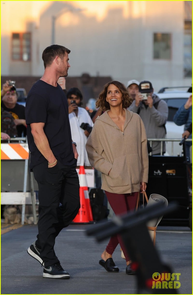 Chris Hemsworth, Halle Berry, & Mark Ruffalo Film Scenes for 'Crime 101 ...