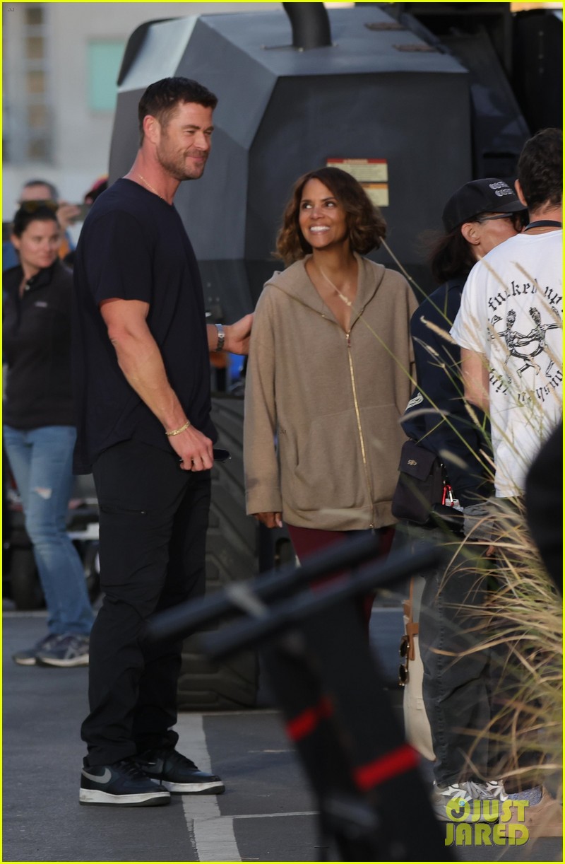 Chris Hemsworth, Halle Berry, & Mark Ruffalo Film Scenes for 'Crime 101 ...