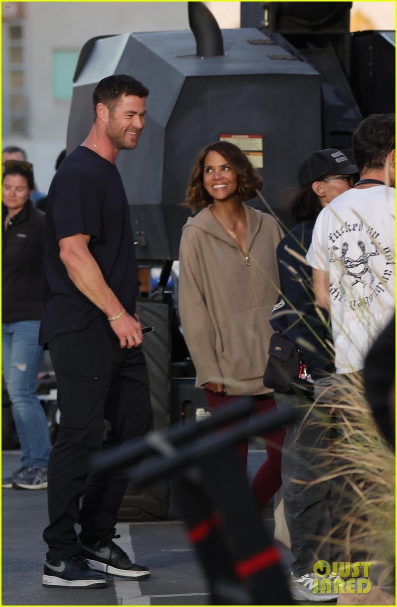 Chris Hemsworth, Halle Berry, & Mark Ruffalo Film Scenes for 'Crime 101 ...