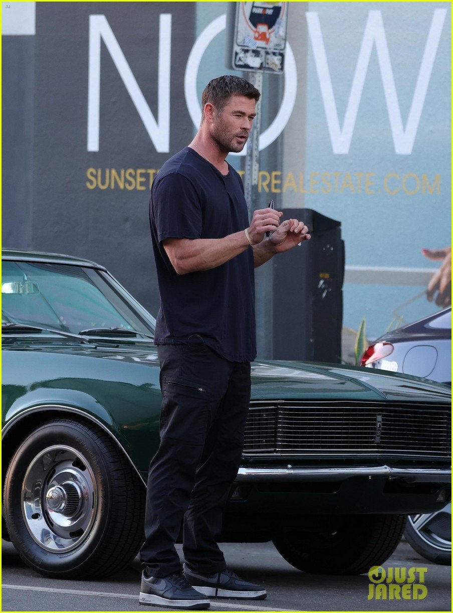Chris Hemsworth, Halle Berry, & Mark Ruffalo Film Scenes for 'Crime 101 ...