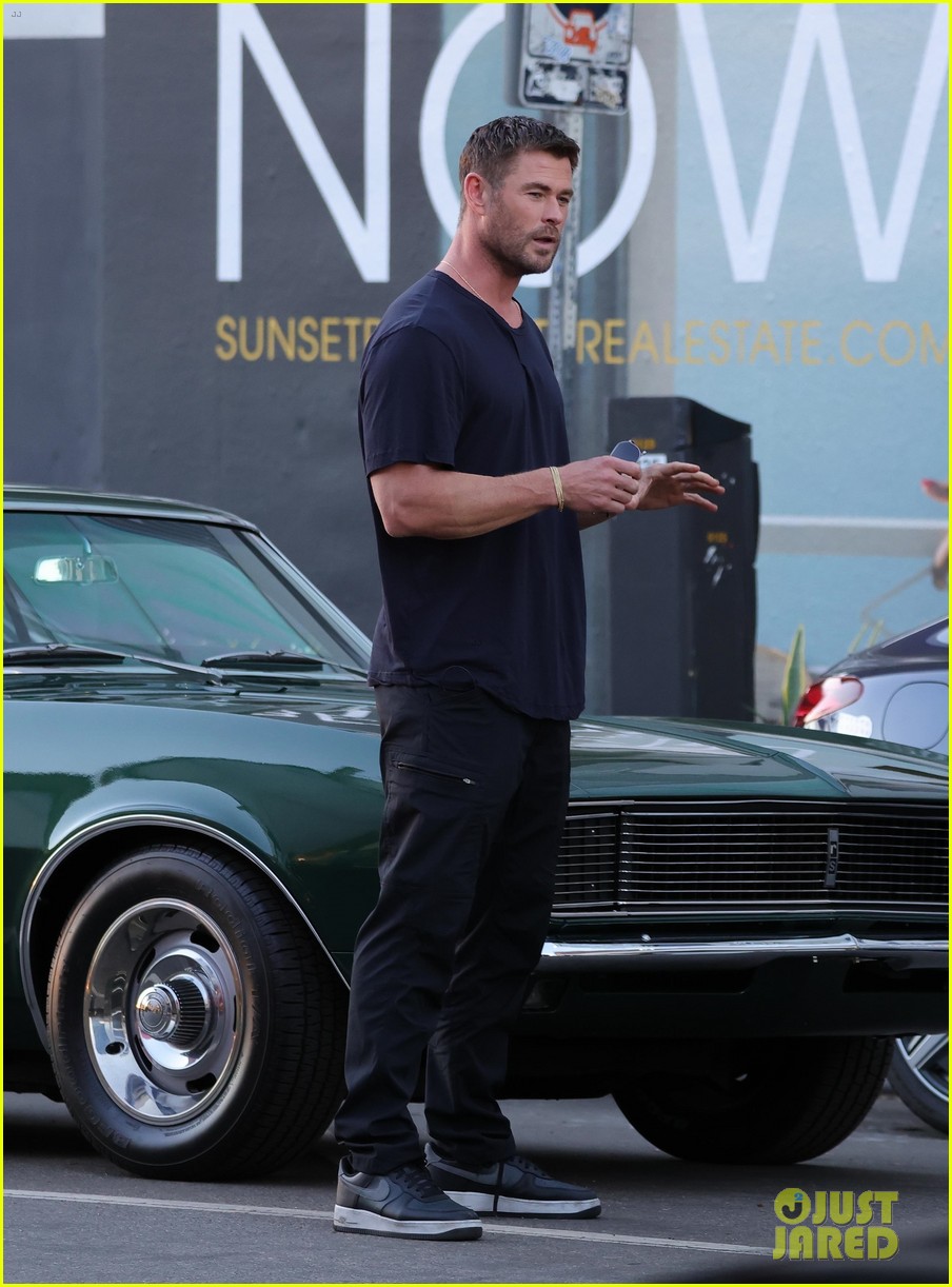 Chris Hemsworth, Halle Berry, & Mark Ruffalo Film Scenes for 'Crime 101 ...